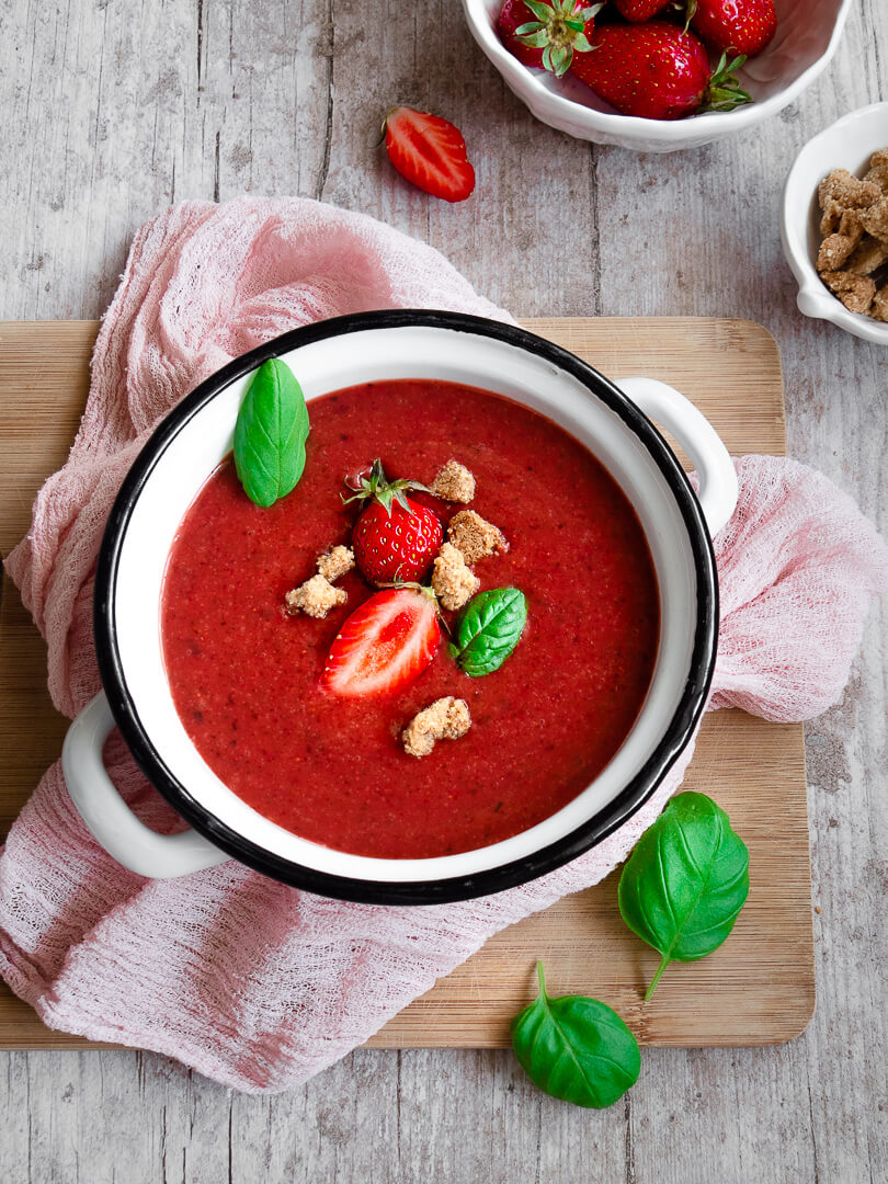 Soupe de fraises au basilic et crumble d'amandes | Cannelle et Coriandre